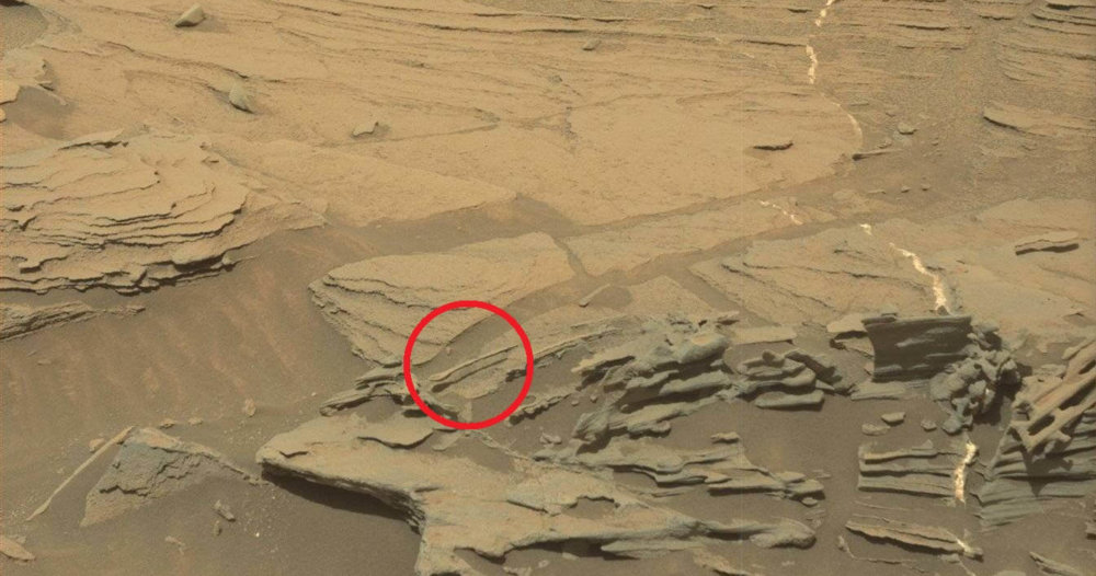 Марсоход «Кьюриосити» нашёл необычный камень, похожий на «парящую ложку ...